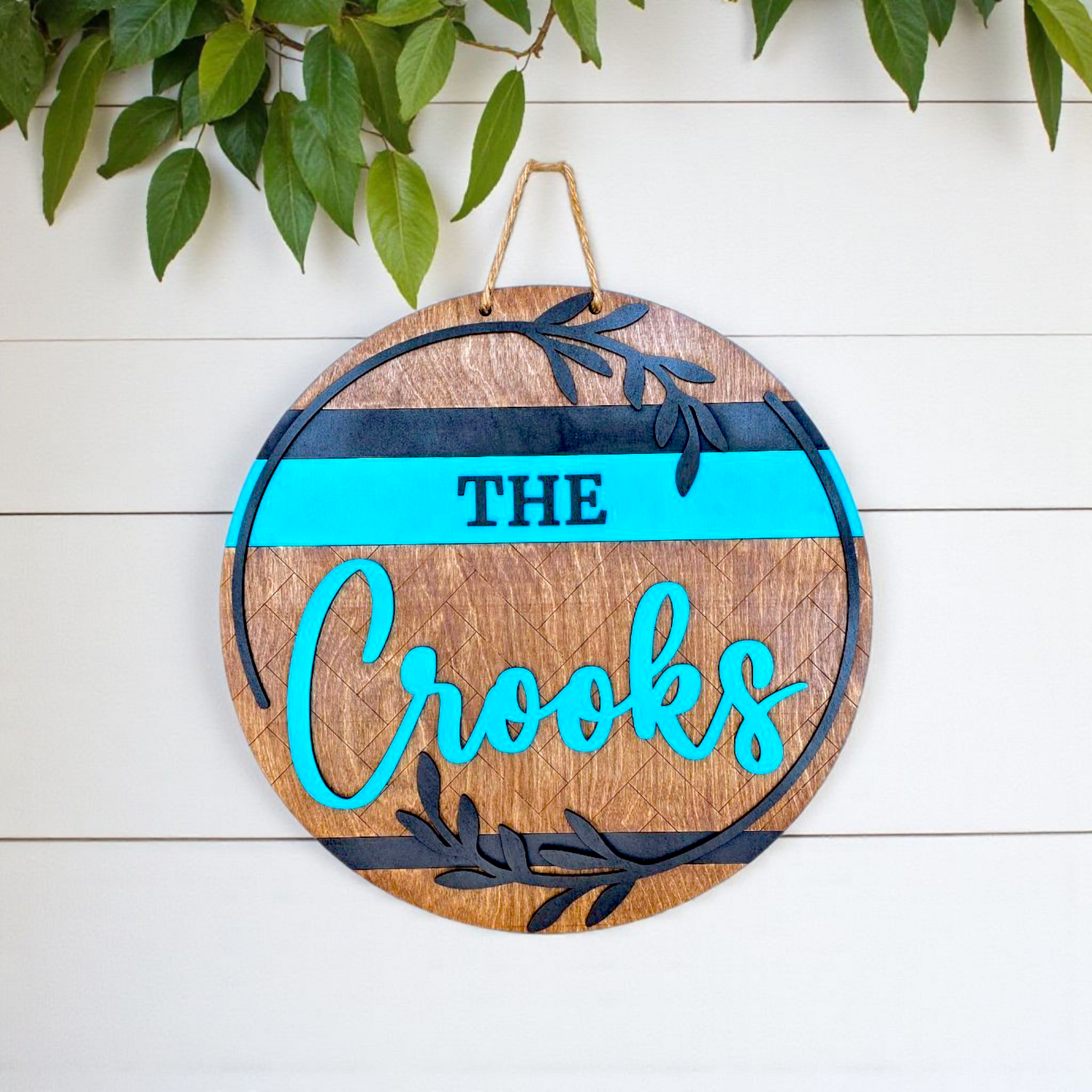 Personalized Round with Engraved Background – Crown and Crook